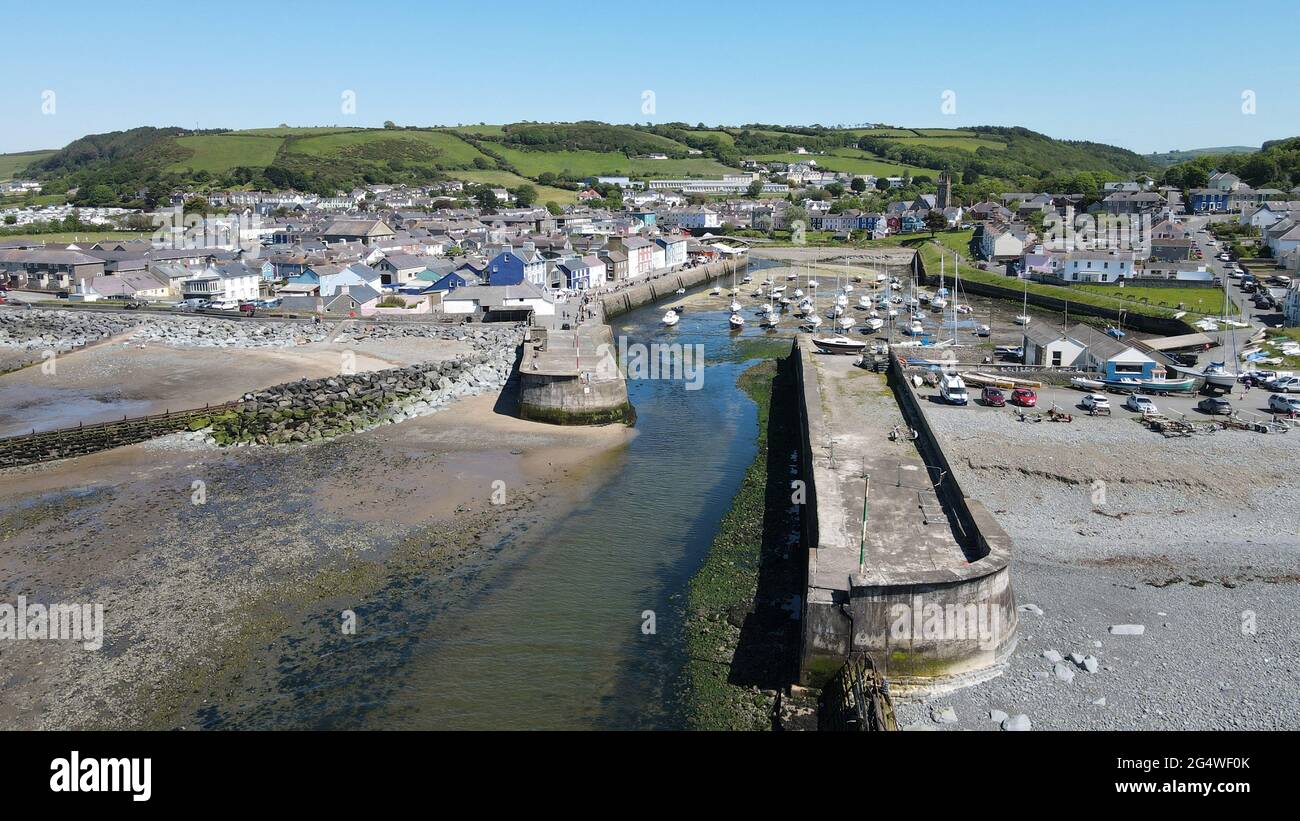 Sunset harbour aberaeron hi-res stock photography and images - Alamy
