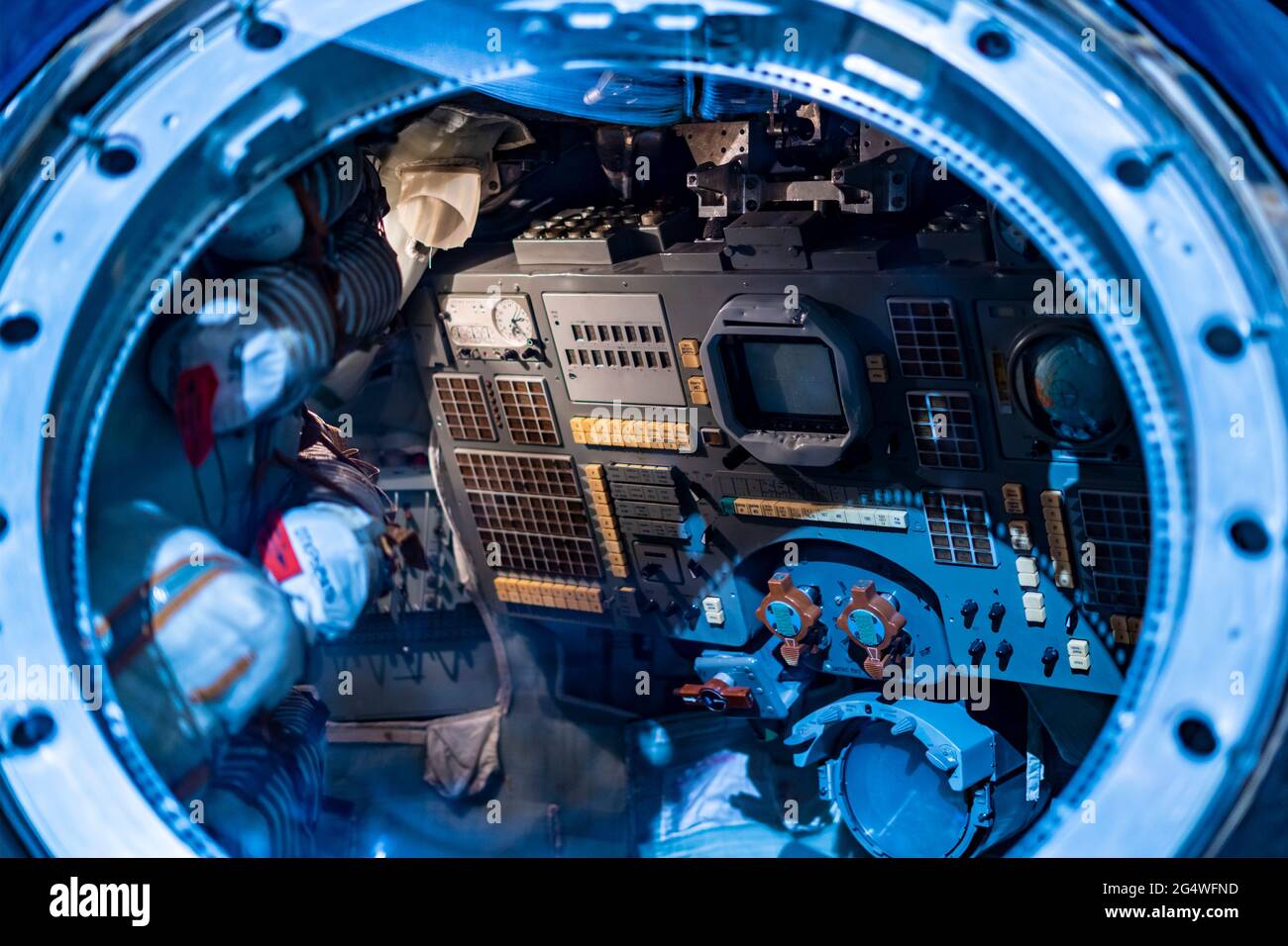 Inside space craft cabin hi-res stock photography and images - Alamy