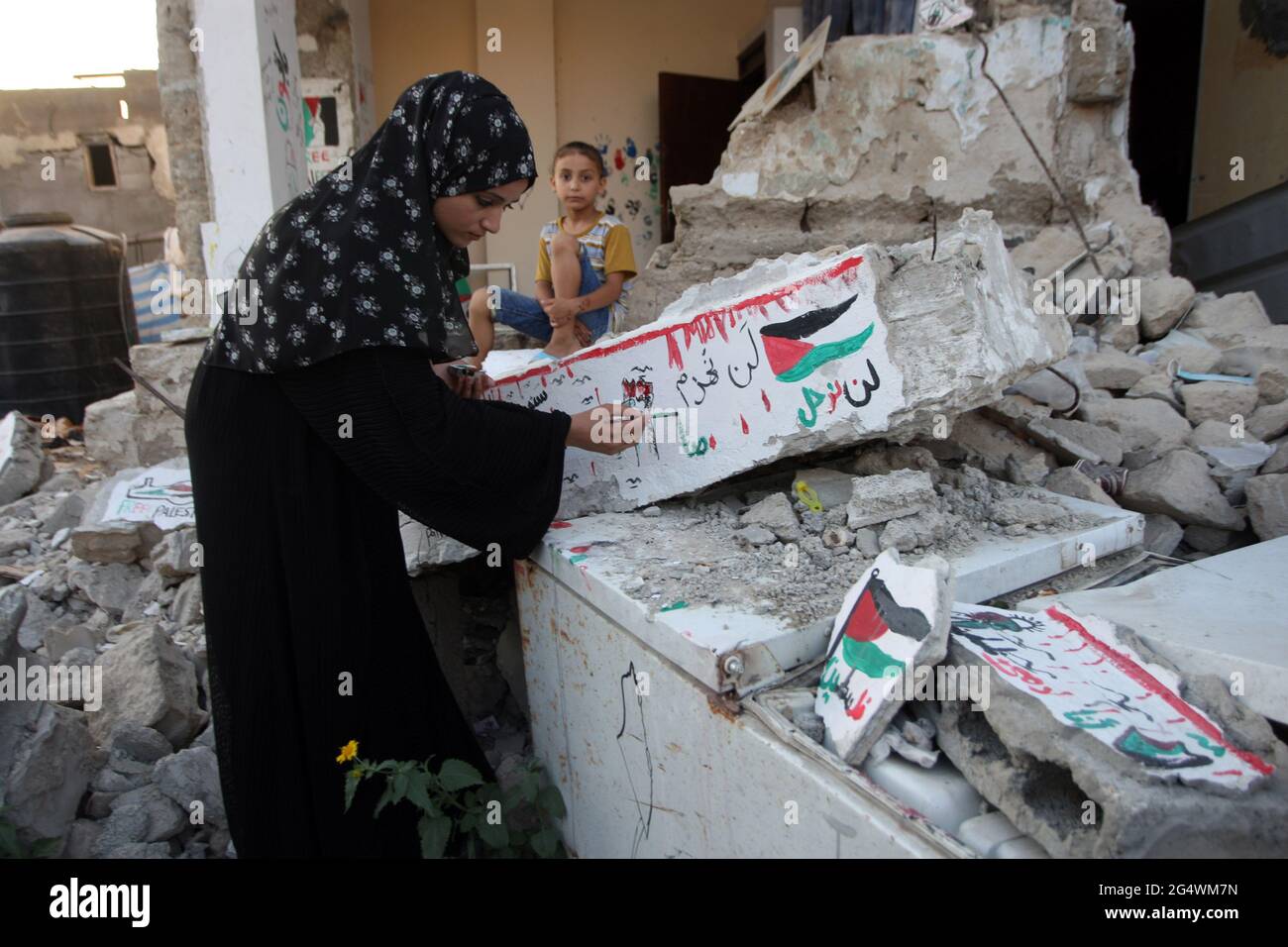 Rafah, Gaza. 23rd June, 2021. Palestinian artist Saja Moussa, 26, draws ...