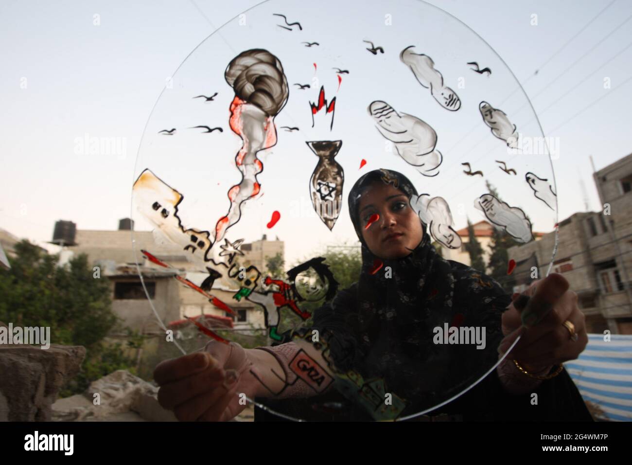 Rafah, Gaza. 23rd June, 2021. Palestinian artist Saja Moussa, 26, draws ...