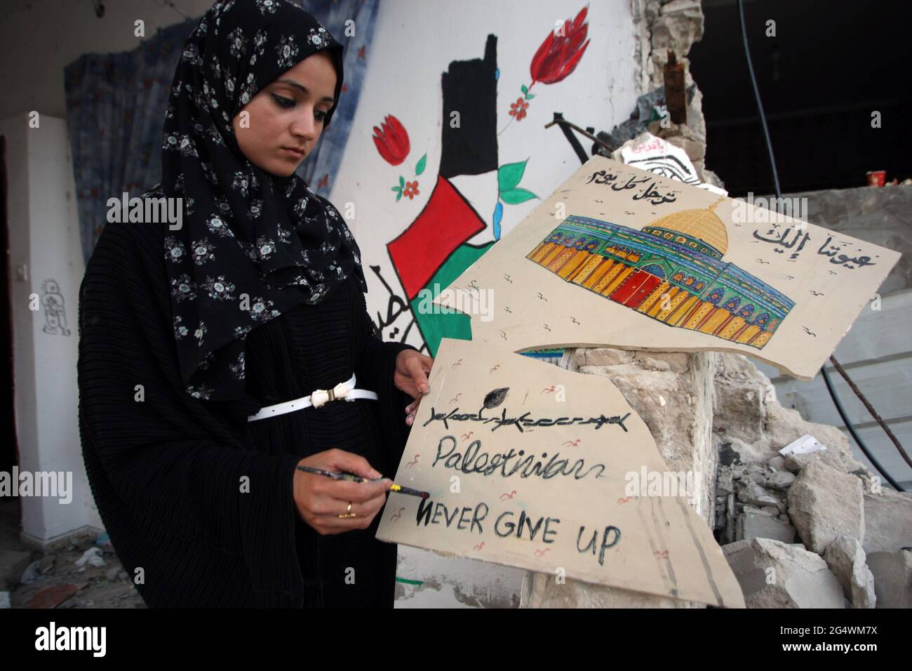 Rafah, Gaza. 23rd June, 2021. Palestinian artist Saja Moussa, 26, draws ...