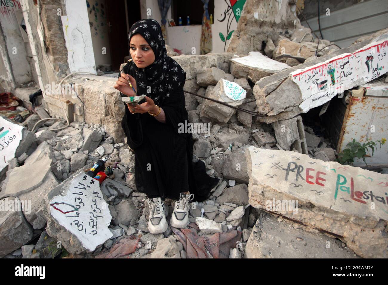Rafah, Gaza. 23rd June, 2021. Palestinian artist Saja Moussa, 26, draws ...