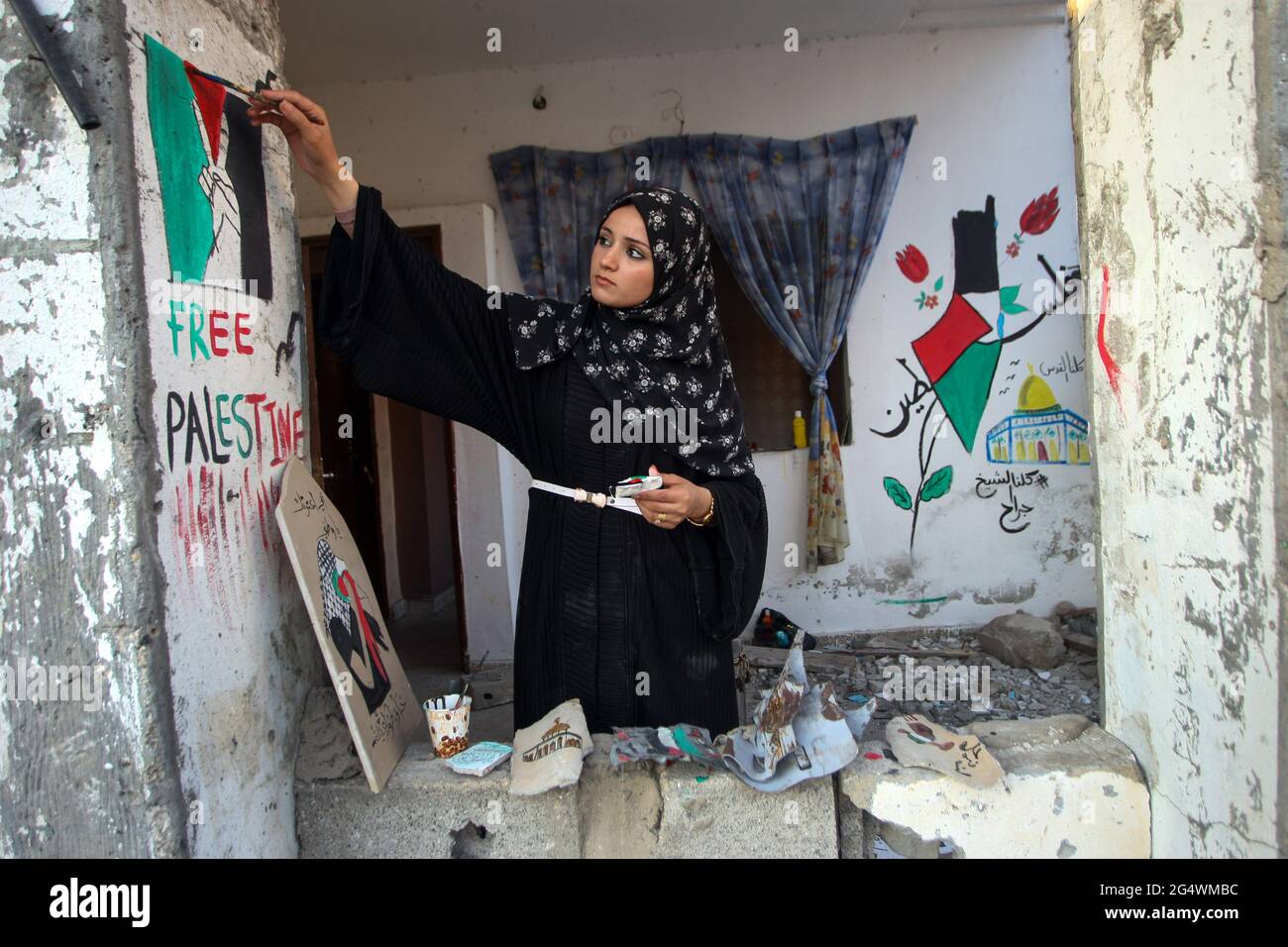 Rafah, Gaza. 23rd June, 2021. Palestinian artist Saja Moussa, 26, draws ...