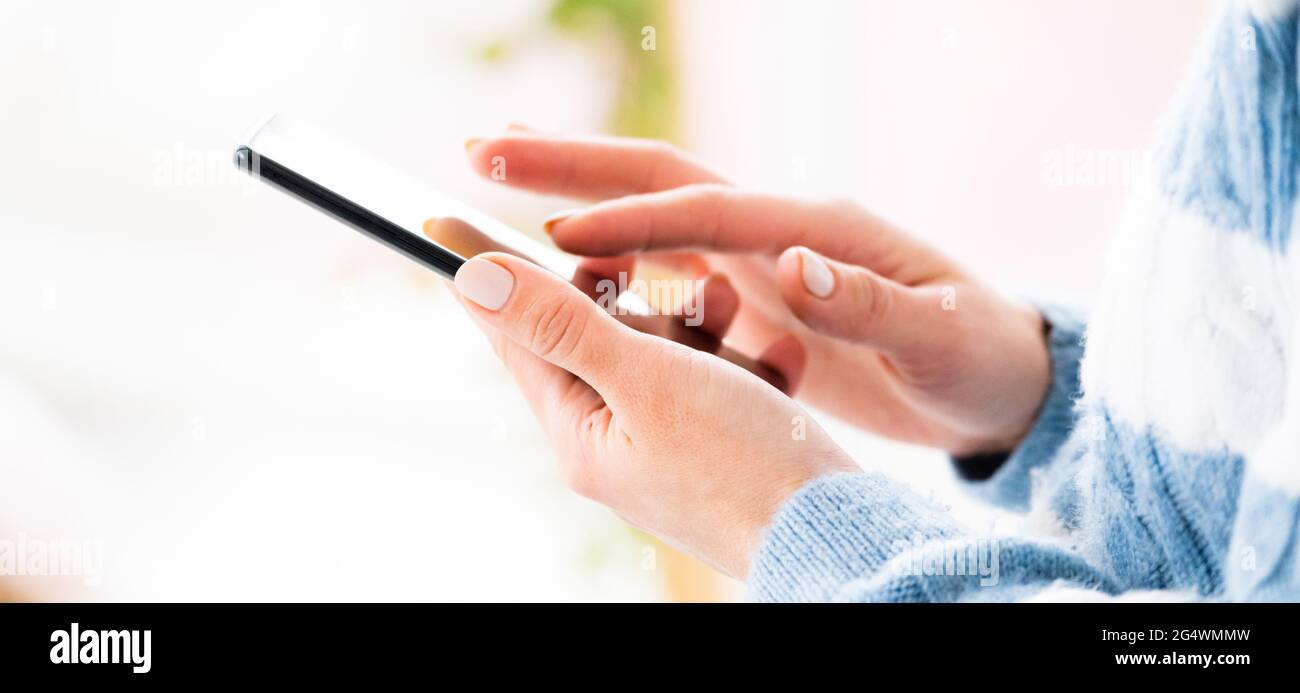 Mobile phone female hands hi-res stock photography and images - Alamy