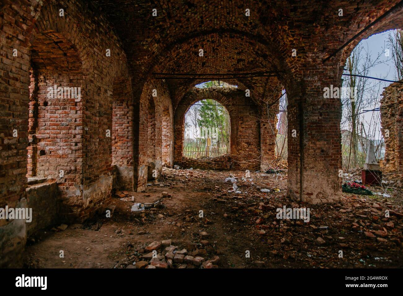 Large ancient vaulted hall of abandoned building Stock Photo - Alamy