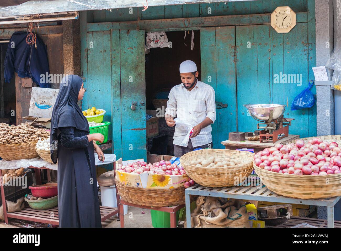 Female scales hi-res stock photography and images - Alamy