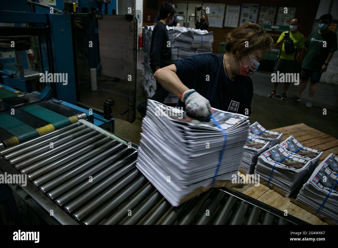 Newspaper worker printing press hi-res stock photography and images - Alamy