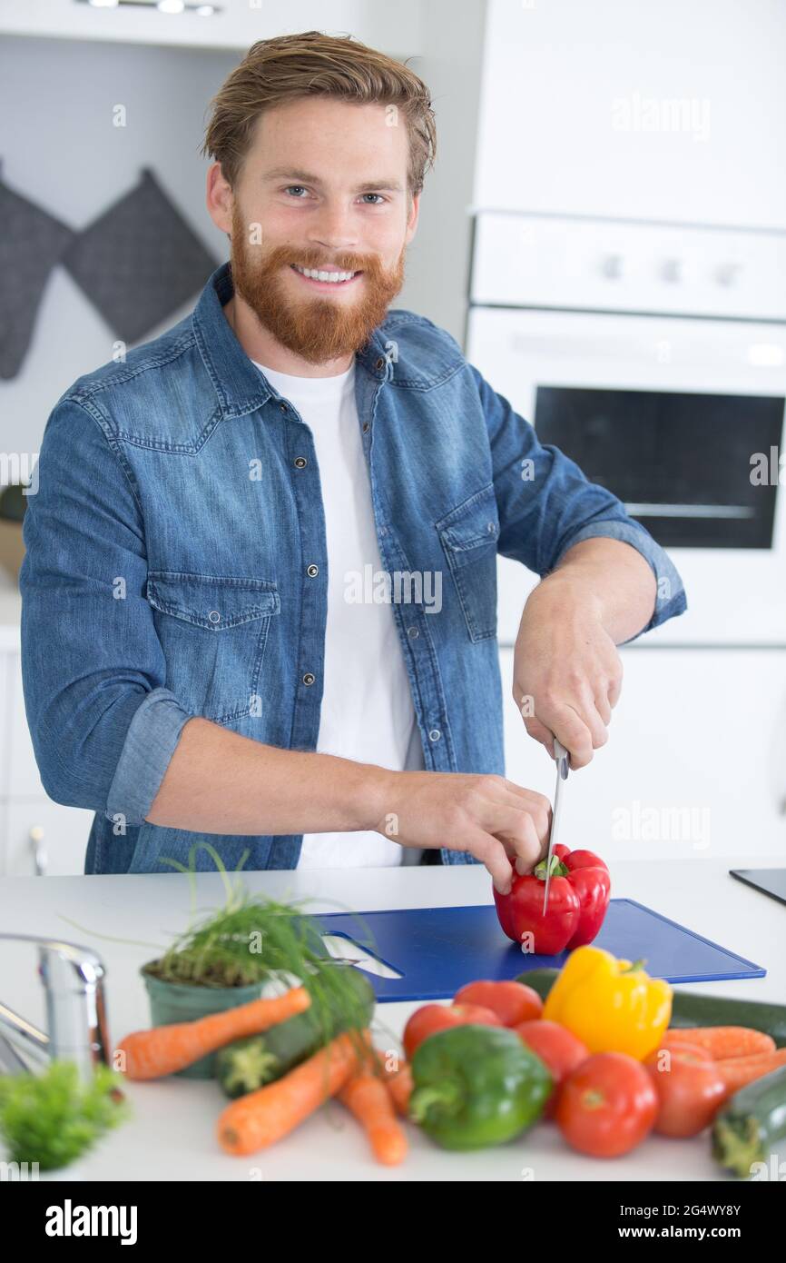 Chef cutting red sweet pepper hi-res stock photography and images - Alamy