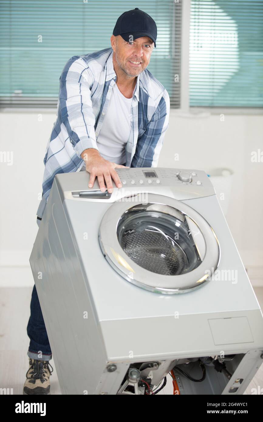 Man carrying washing machine hi-res stock photography and images - Alamy