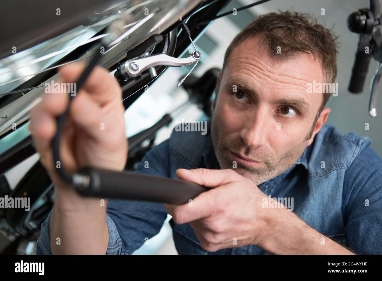 Man fixing a flat tire hi-res stock photography and images - Alamy