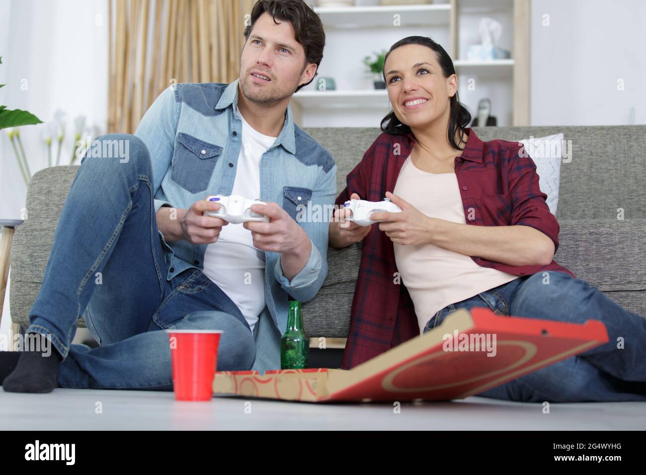 Guy eating playing video game hi-res stock photography and images - Alamy