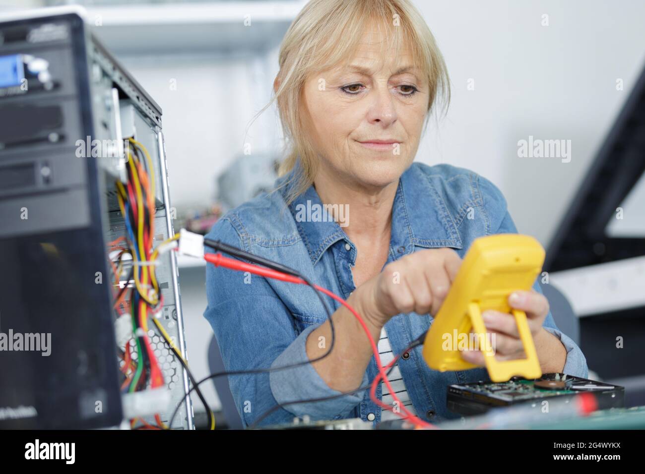 Elderly person student classroom hi-res stock photography and images ...