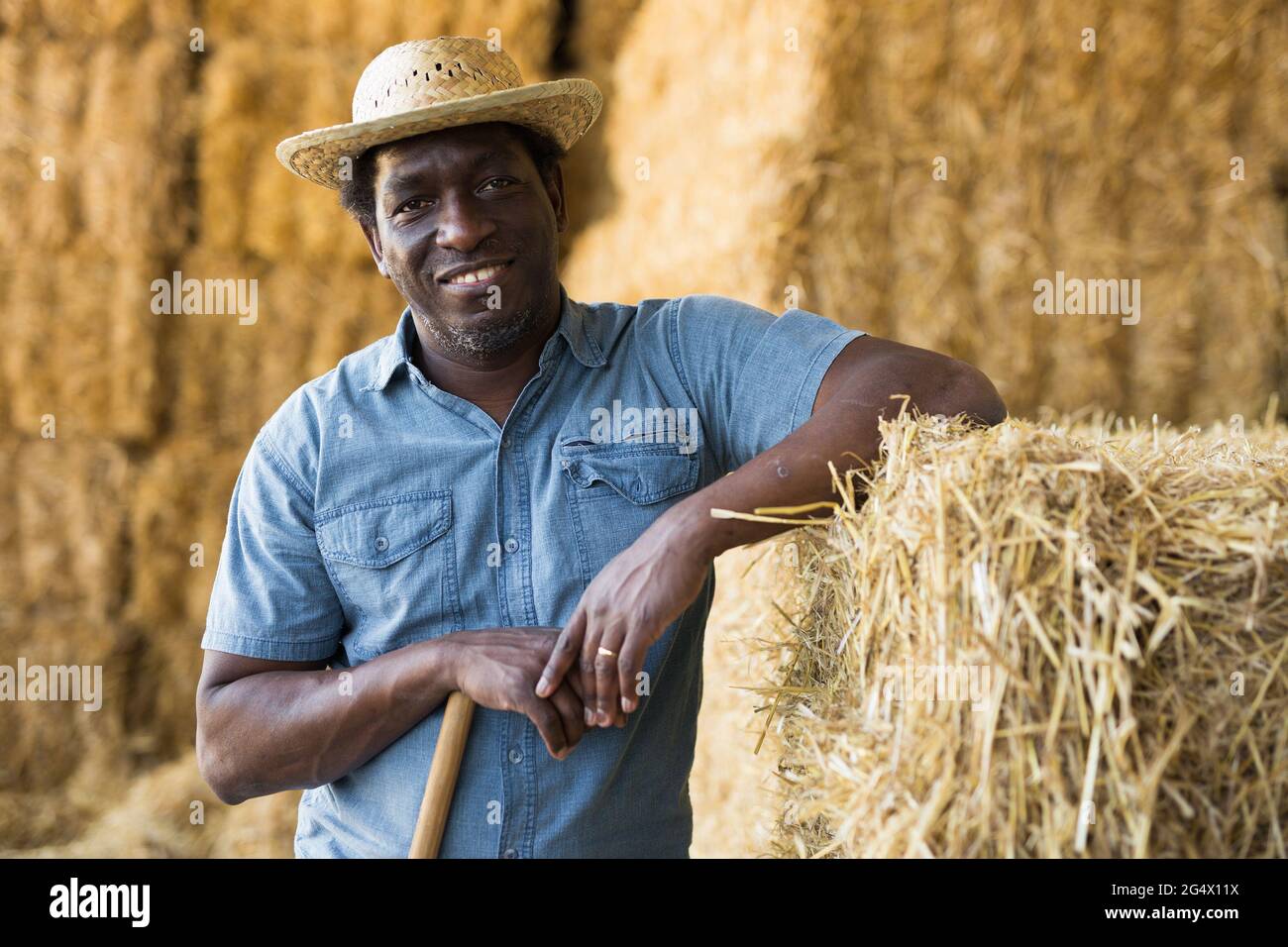 Confident farmer straw hat hi-res stock photography and images - Alamy