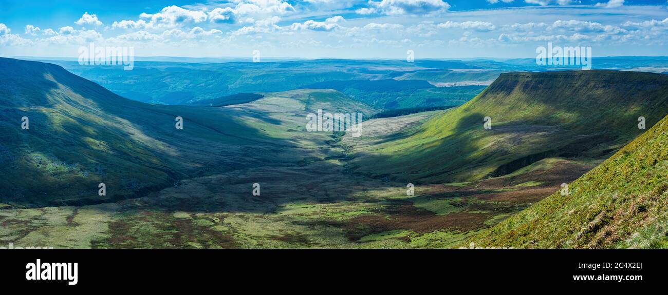 Hiking in the brecon beacons hi-res stock photography and images - Alamy