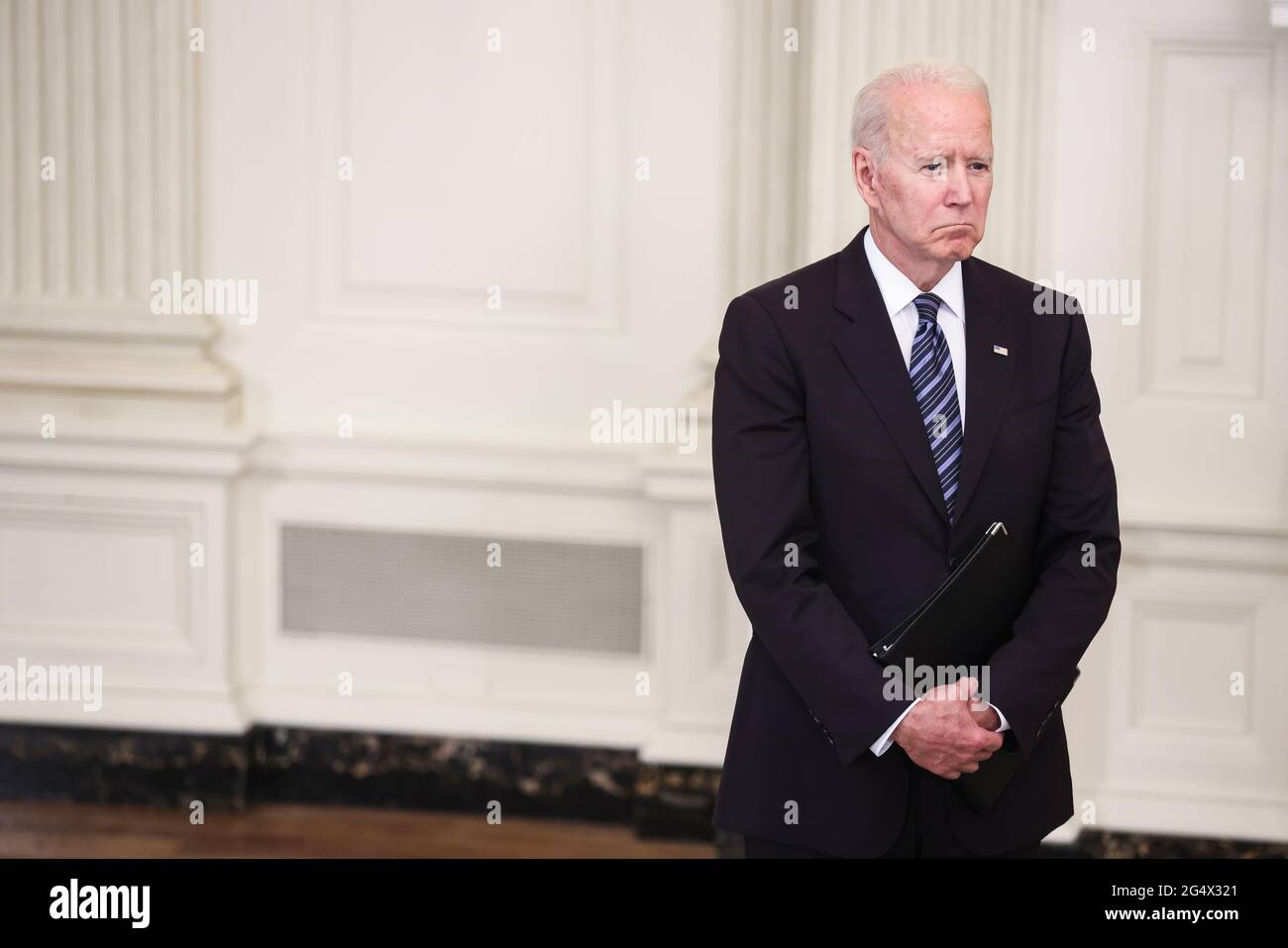 Oliver north gun hi-res stock photography and images - Alamy