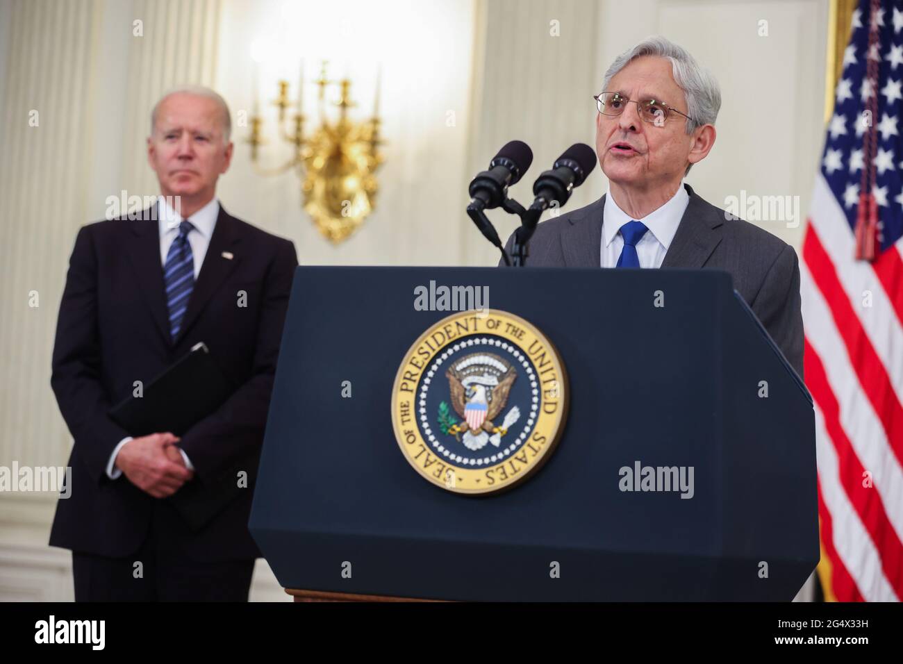 Oliver north gun hi-res stock photography and images - Alamy