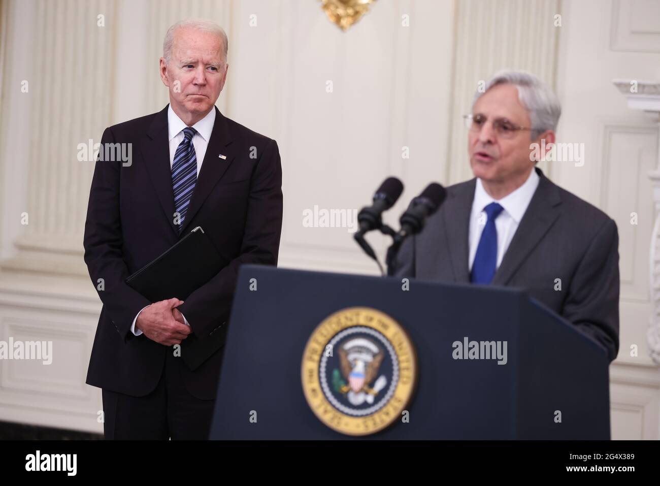 Oliver north gun hi-res stock photography and images - Alamy