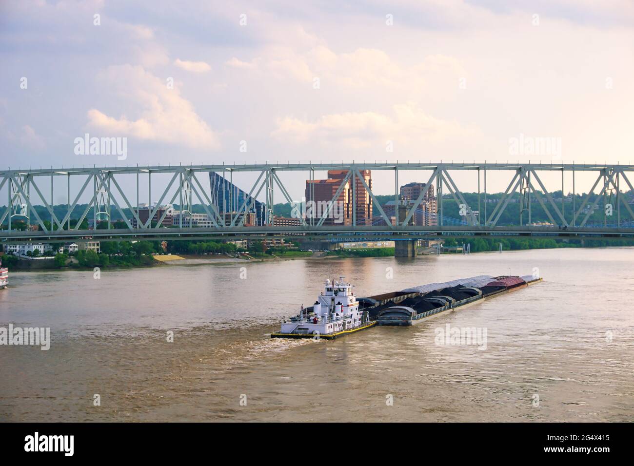 Coal barge on ohio river hi-res stock photography and images - Alamy