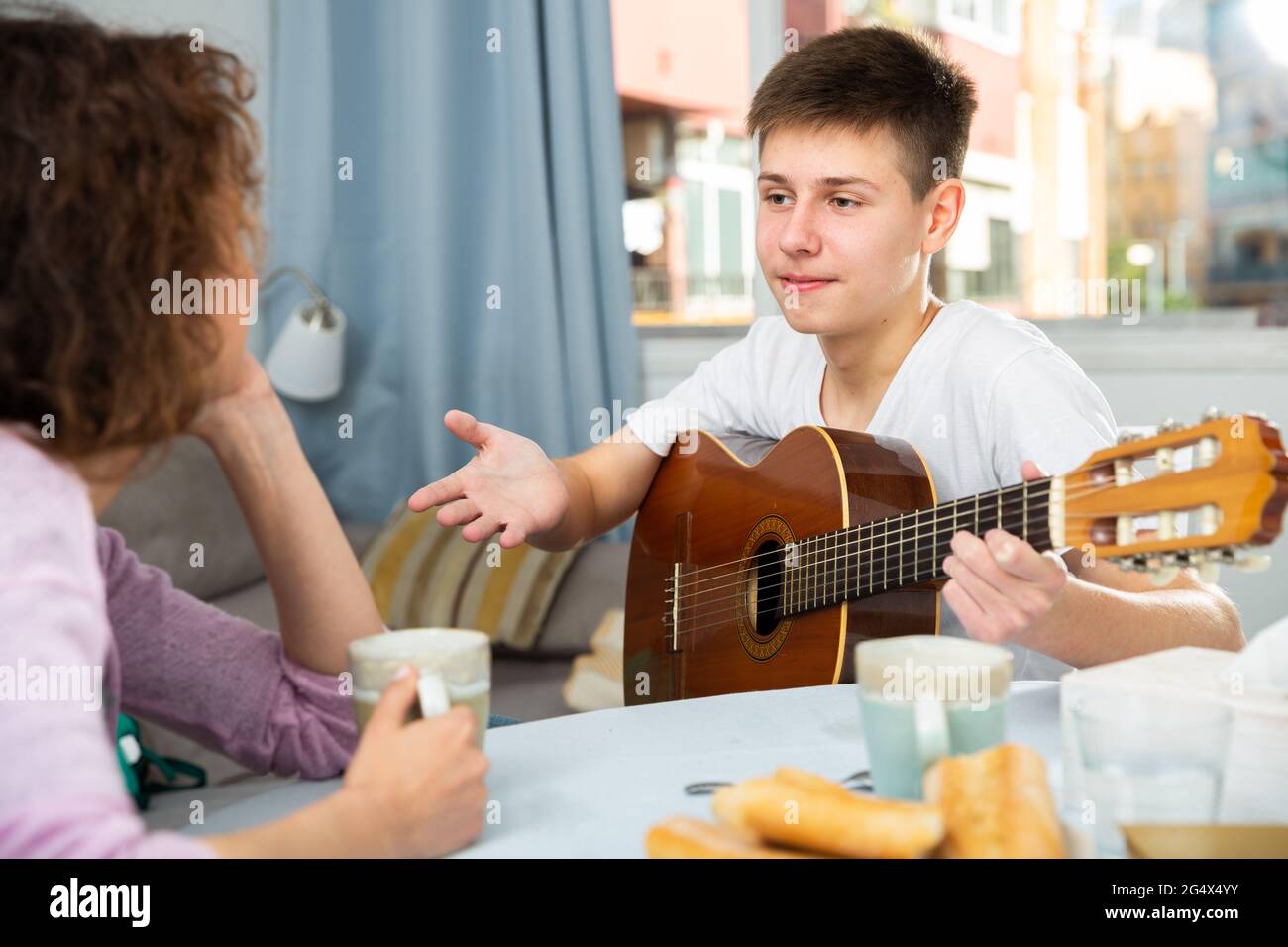 Mother and son talking friendly Stock Photo - Alamy