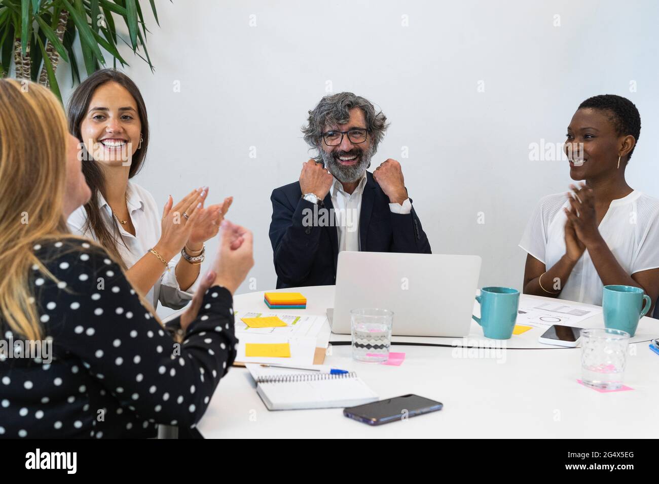 Female clapping 40 hi-res stock photography and images - Alamy