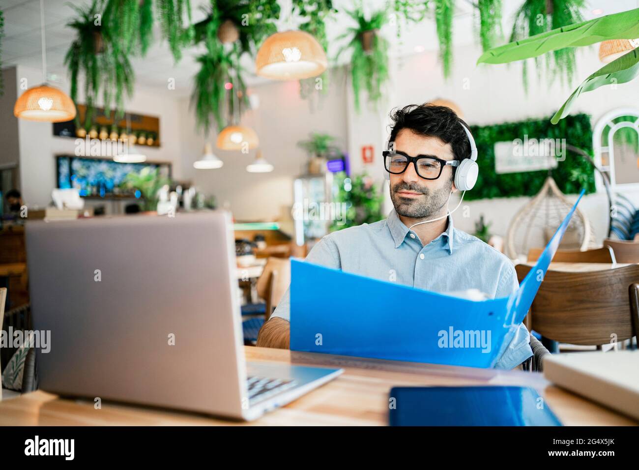 Young people working restaurant hi-res stock photography and images - Alamy