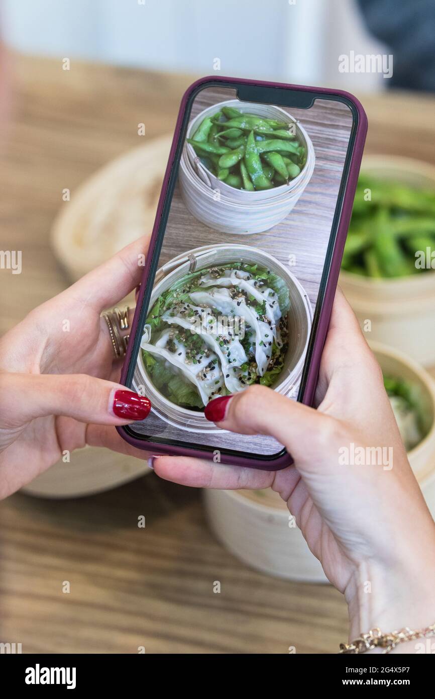 Eat phone restaurant hi-res stock photography and images - Alamy