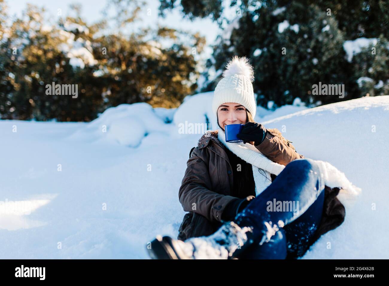 Women snow knee length portrait hi-res stock photography and images - Alamy