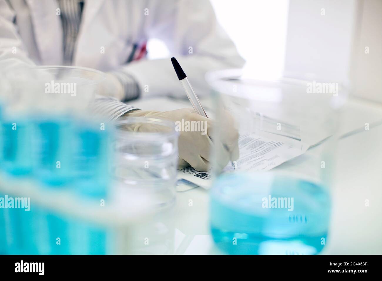 Woman laboratory writing hi-res stock photography and images - Alamy