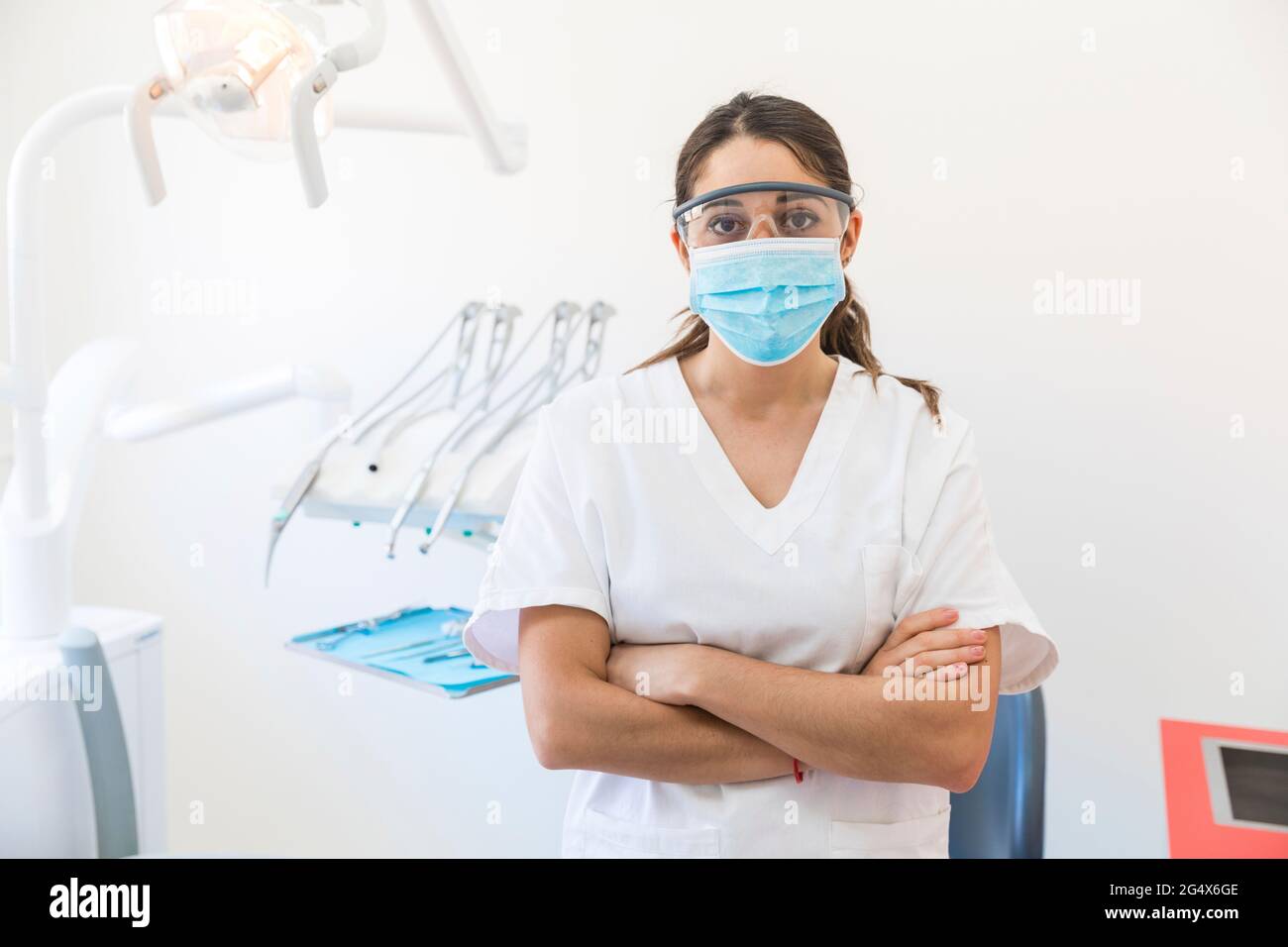 Dentistry doctor wearing protection hi-res stock photography and images ...