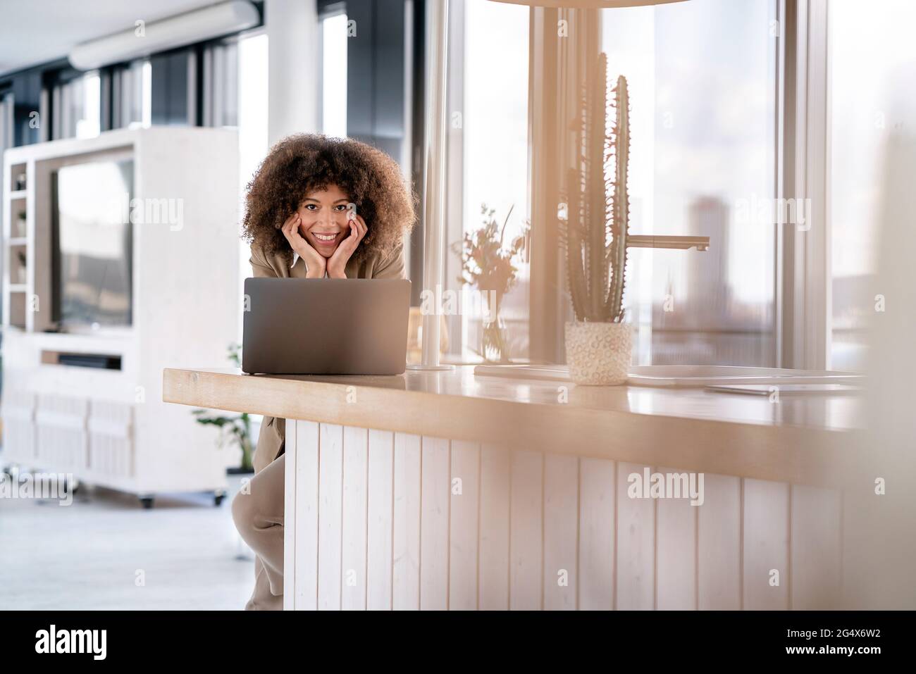 Female head on table hi-res stock photography and images - Alamy