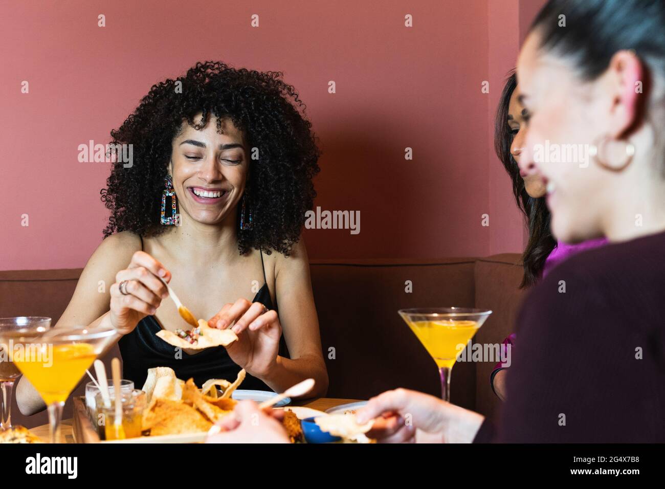Eat out with friends hi-res stock photography and images - Alamy