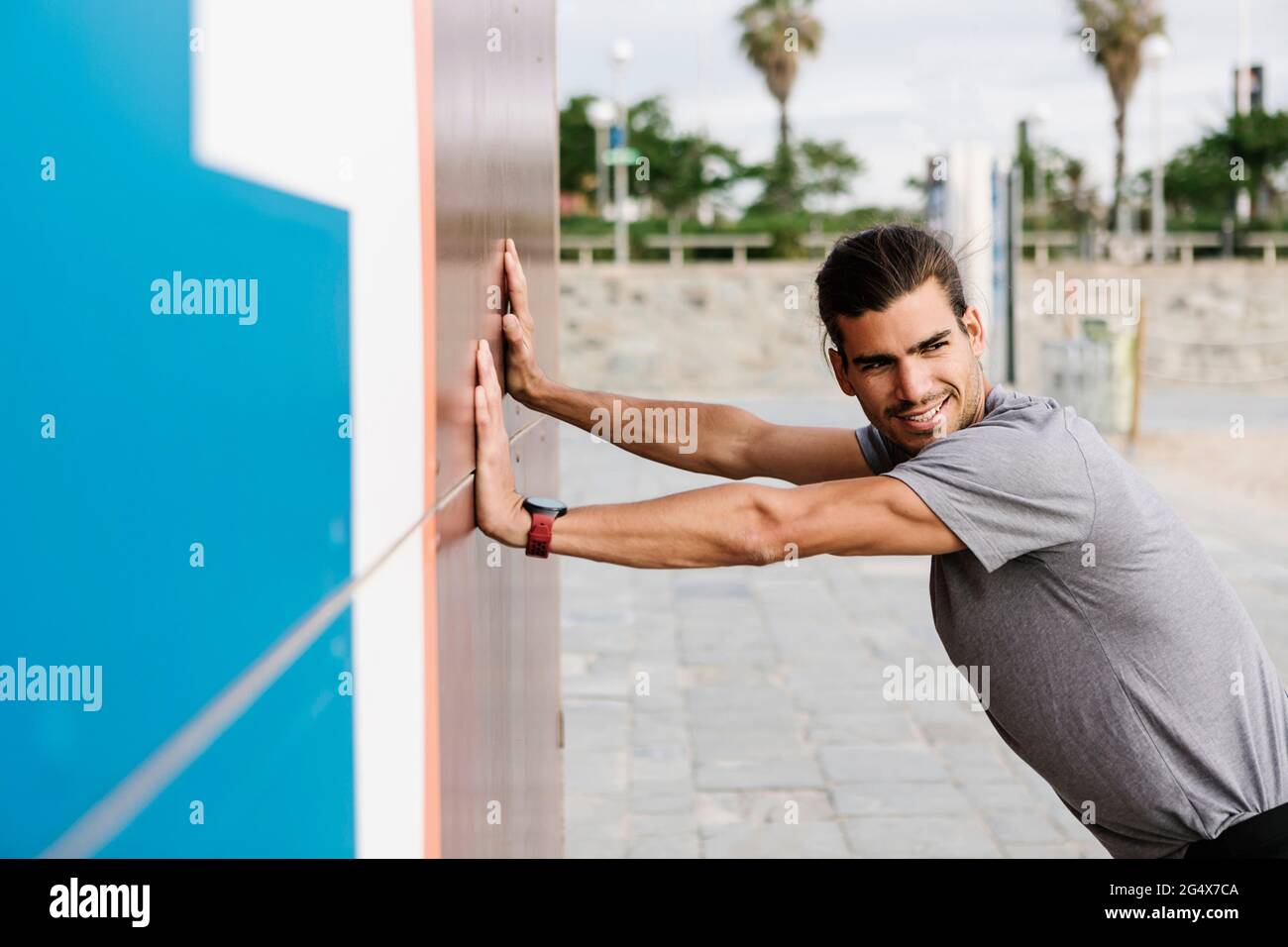 Fitness wall leaning man hi-res stock photography and images - Alamy