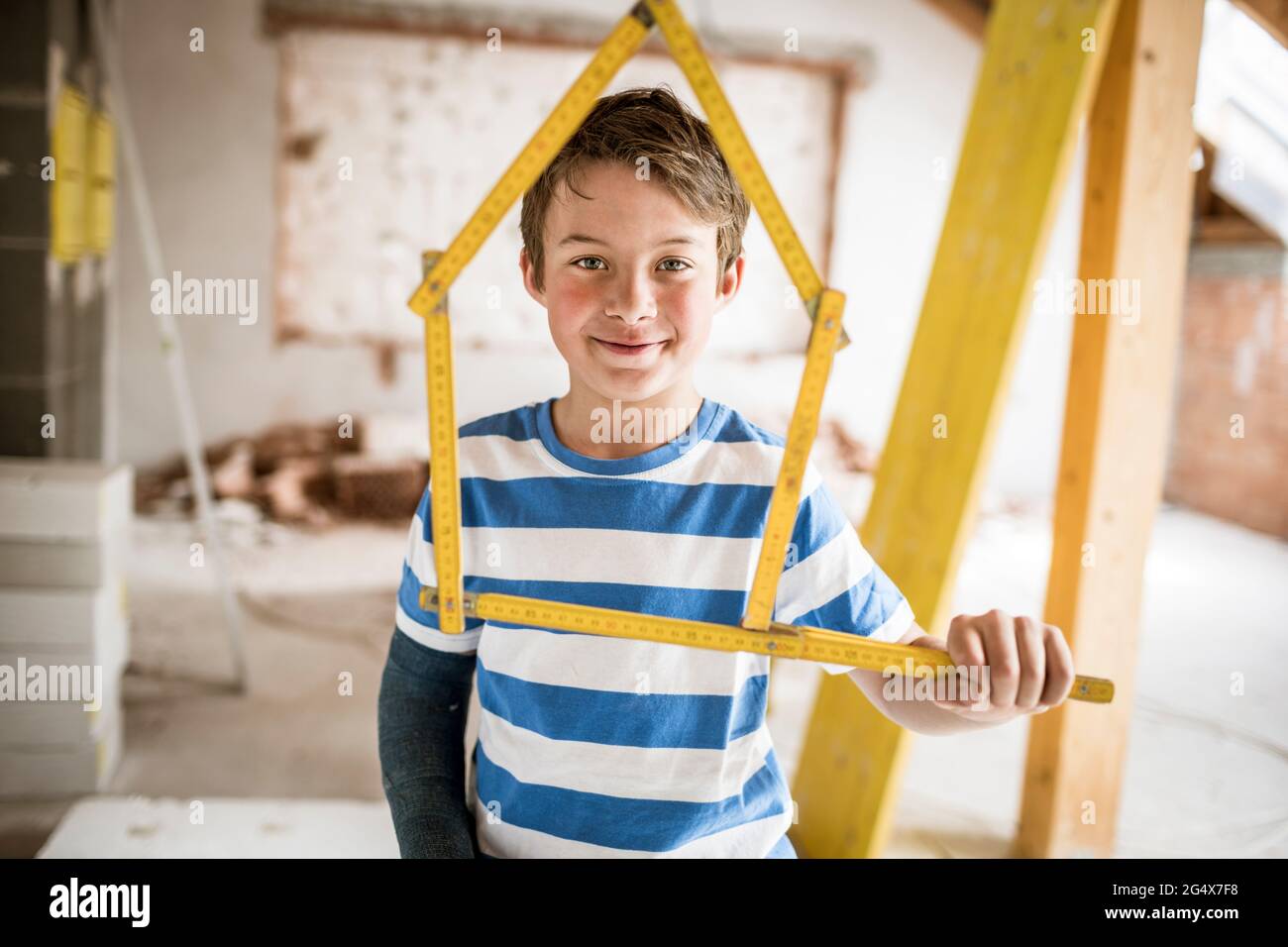 House building measure hi-res stock photography and images - Alamy