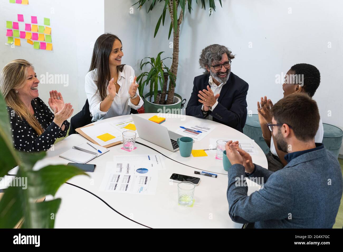 Female clapping 40 hi-res stock photography and images - Alamy