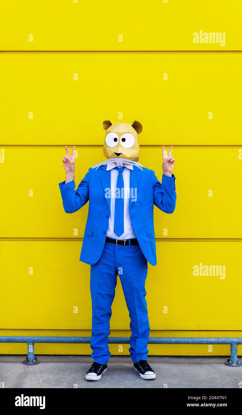 Man making peace sign hi-res stock photography and images - Alamy