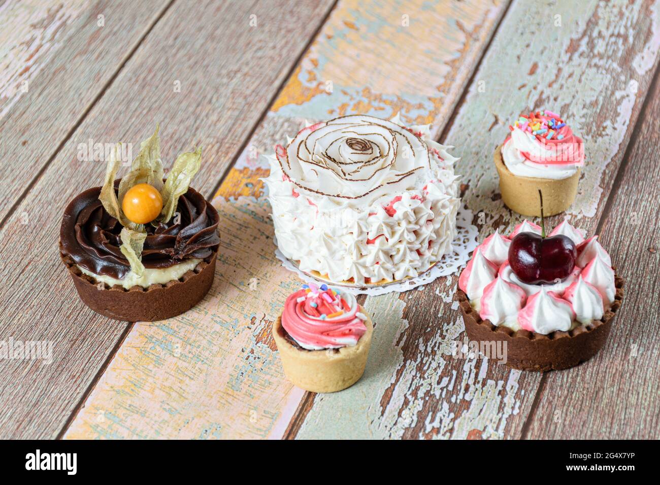 Mini cake hi-res stock photography and images - Alamy