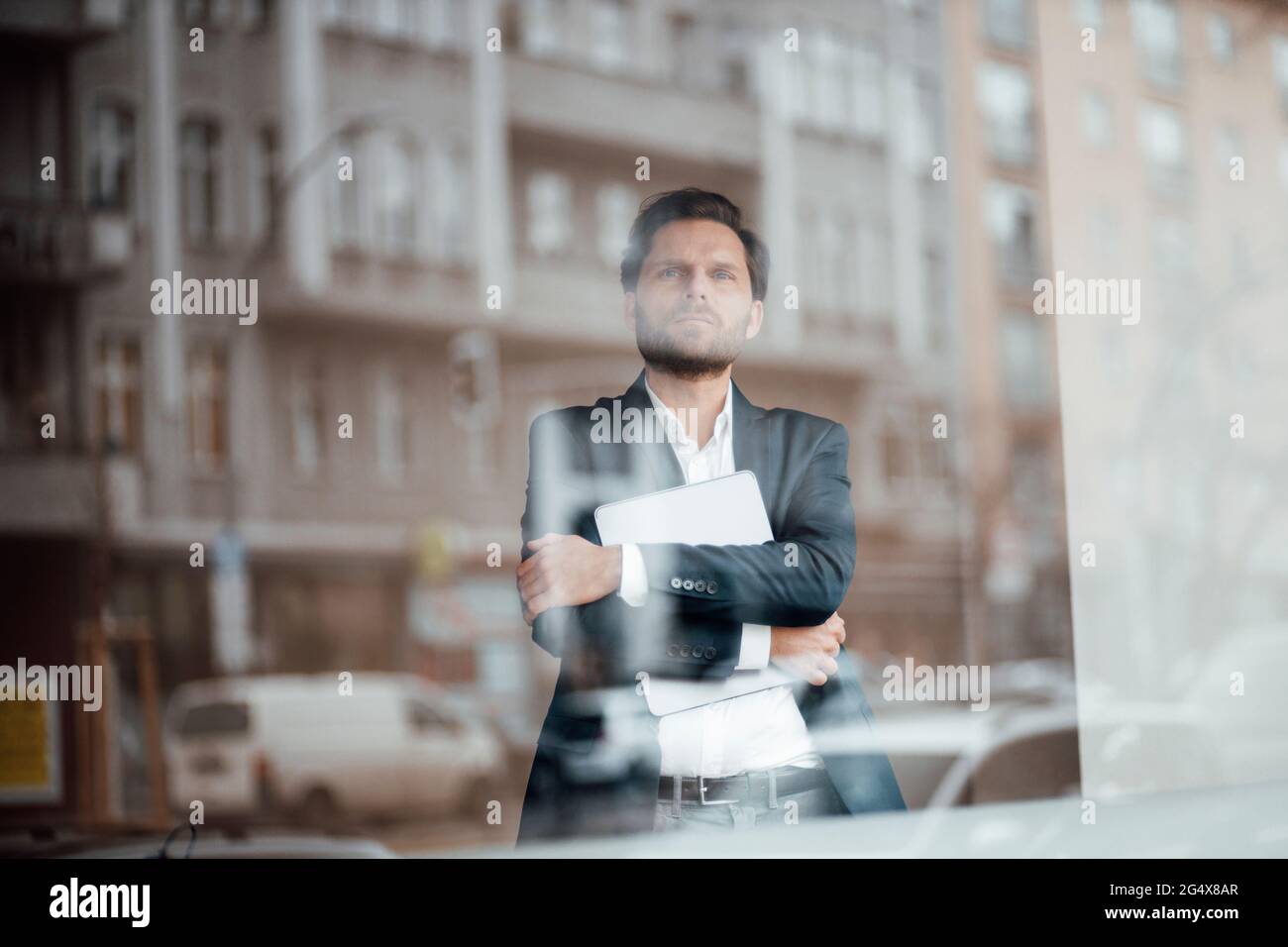 Looking into office window hi-res stock photography and images - Alamy