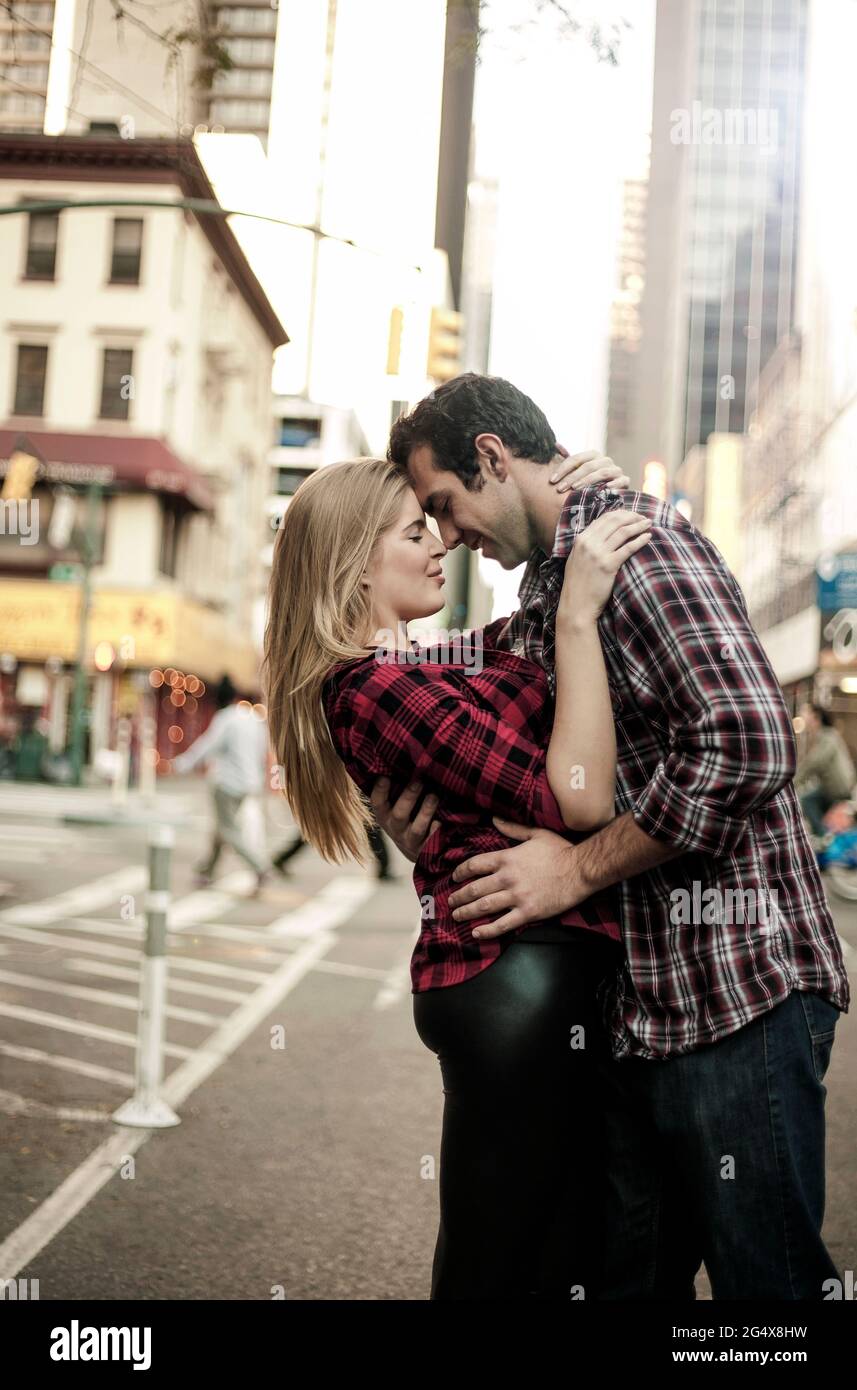 Couple in new york street hi-res stock photography and images - Alamy