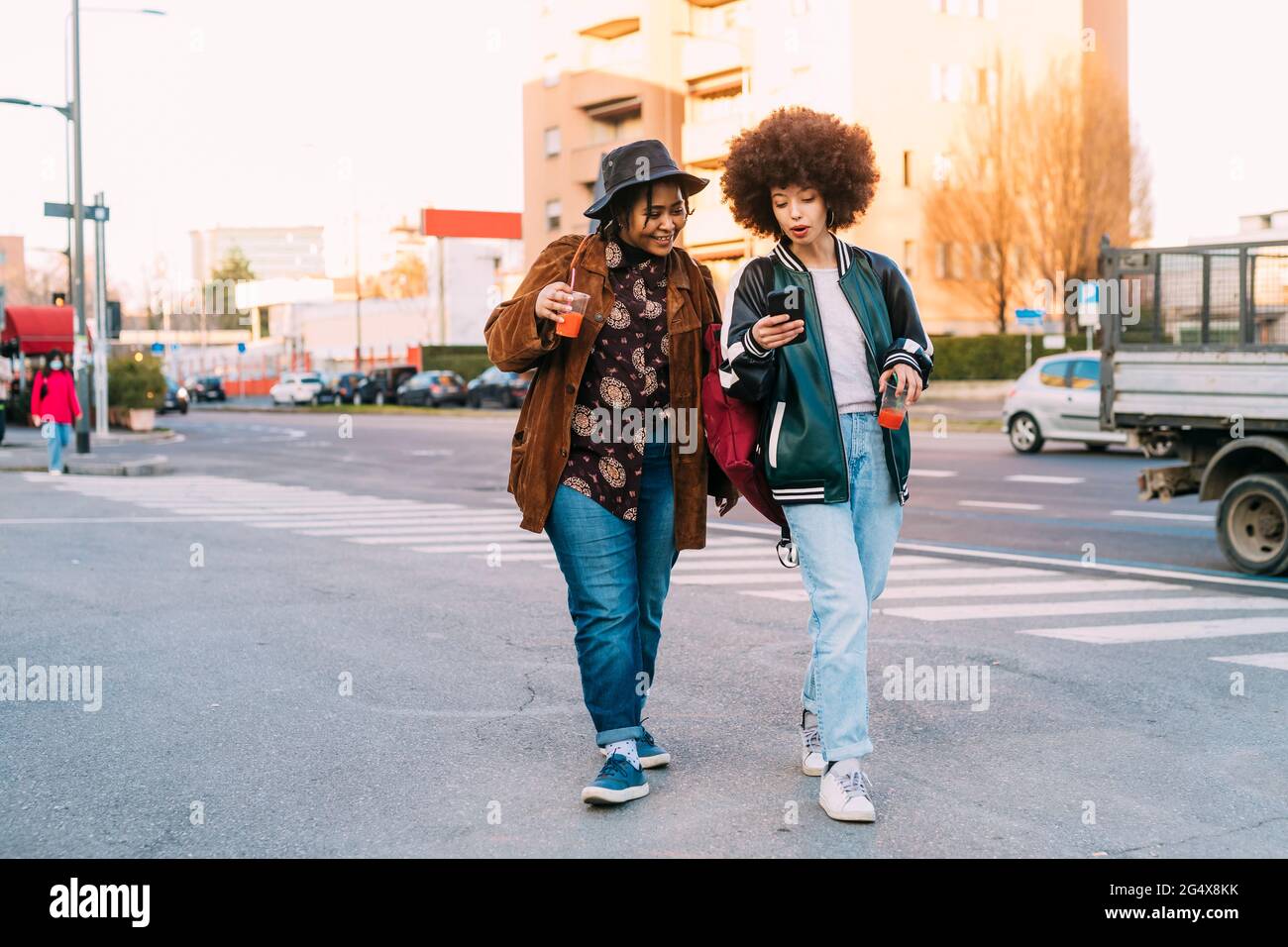 Walking with phone hi-res stock photography and images - Alamy