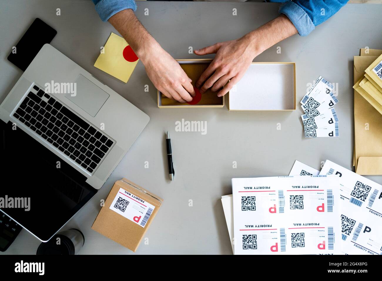 Box desk hi-res stock photography and images - Alamy