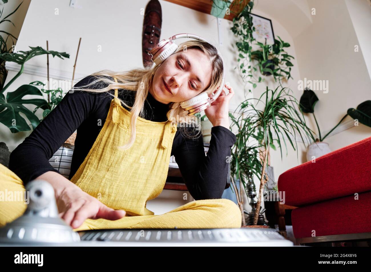 One turntable hi-res stock photography and images - Alamy