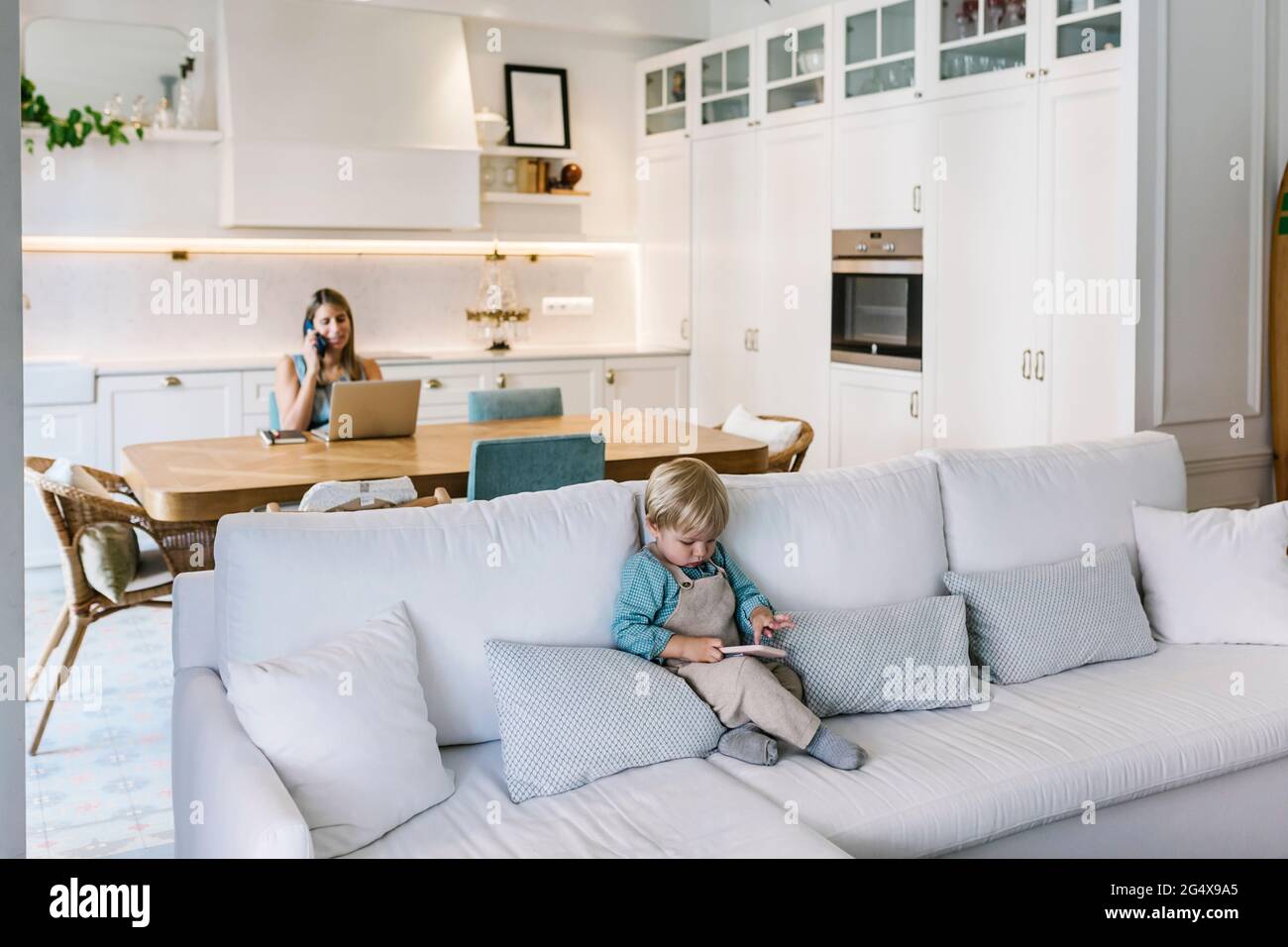 Family phone dining table hi-res stock photography and images - Alamy