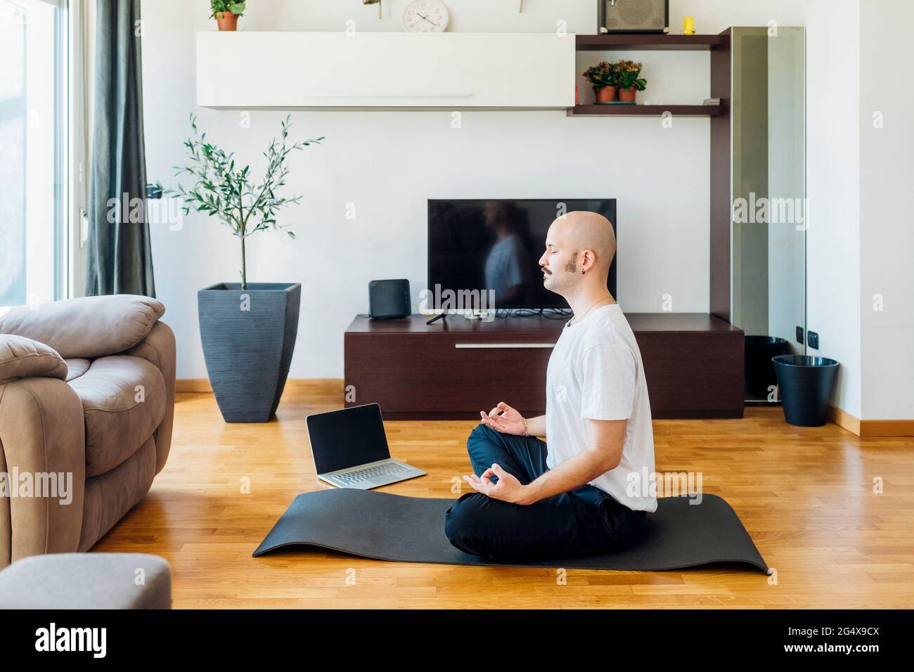 Man sitting on mat hi-res stock photography and images - Alamy