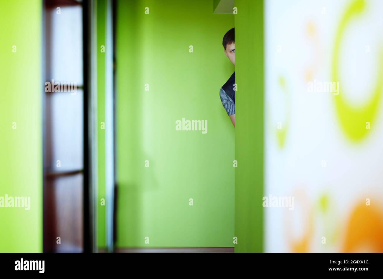 Man is peeking hi-res stock photography and images - Alamy