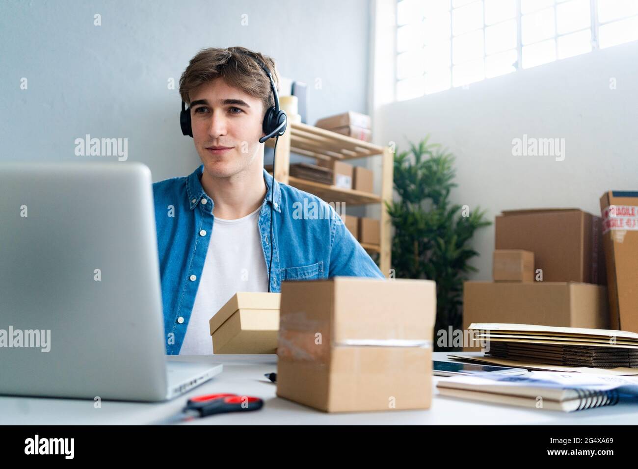 Customer service desk hi-res stock photography and images - Alamy