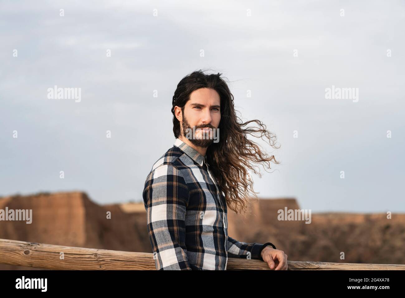 Man staring sky hi-res stock photography and images - Alamy