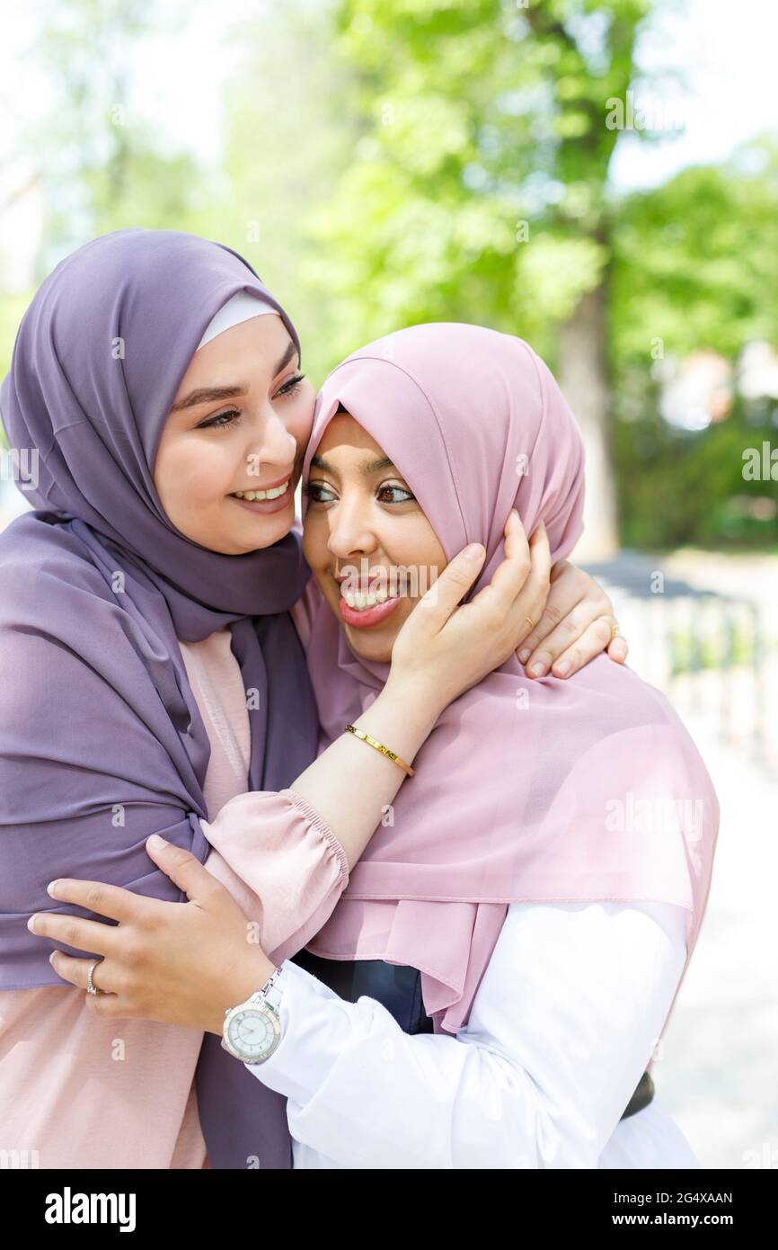 Muslim hugging hi-res stock photography and images - Alamy