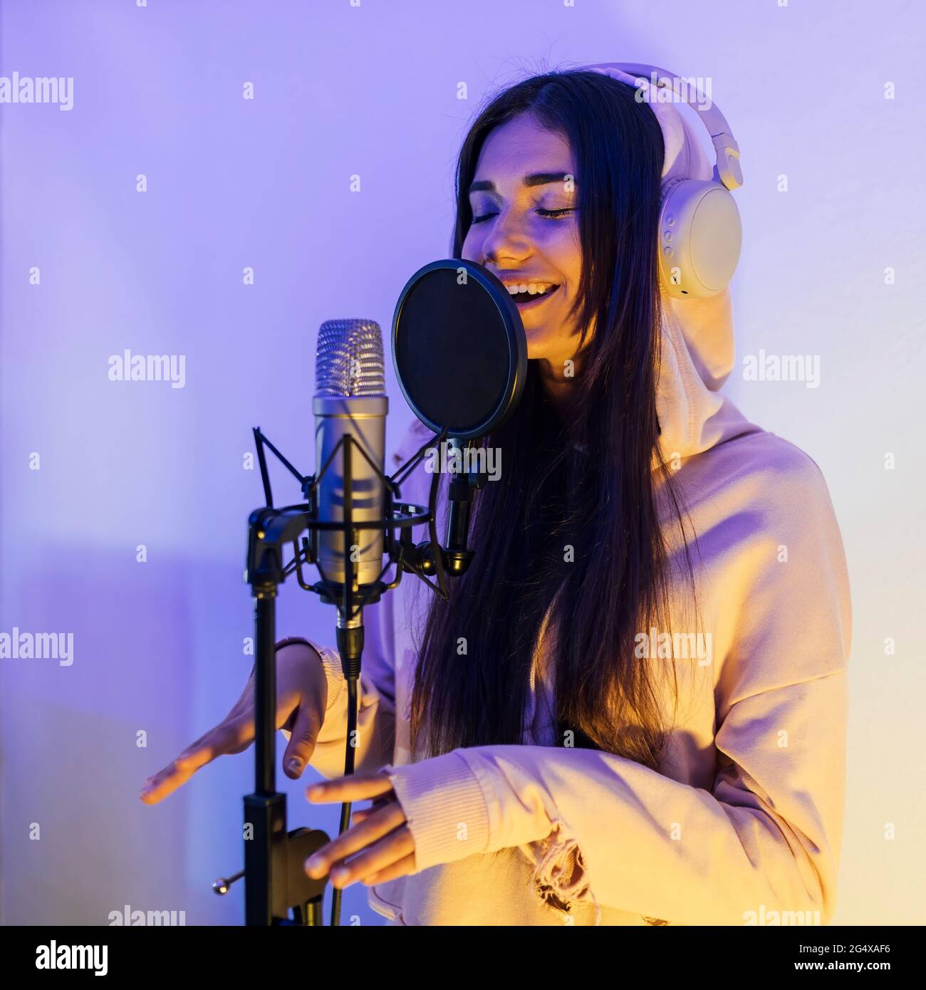 Singer singing microphone hi-res stock photography and images - Alamy