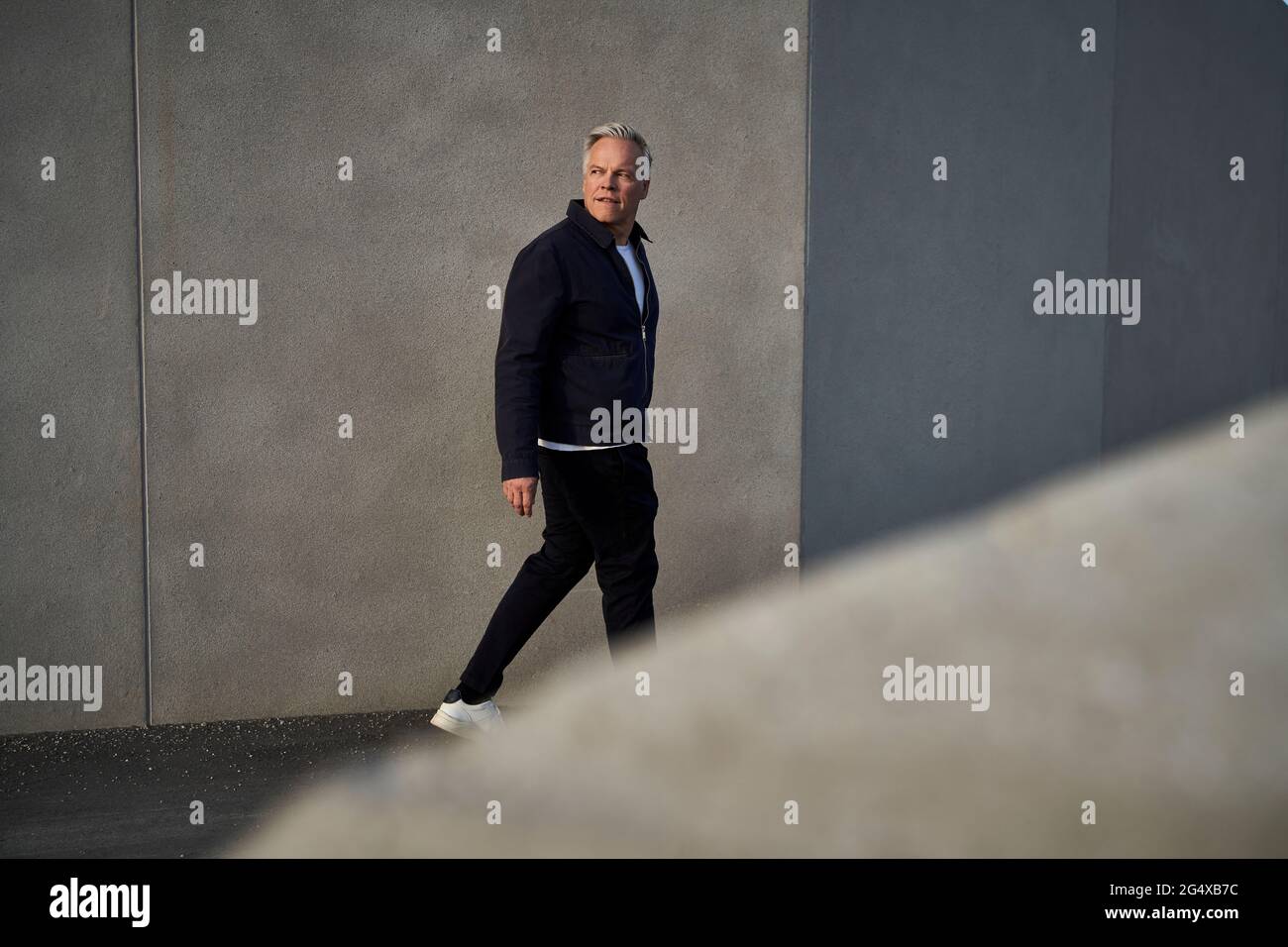 People looking over wall hi-res stock photography and images - Alamy