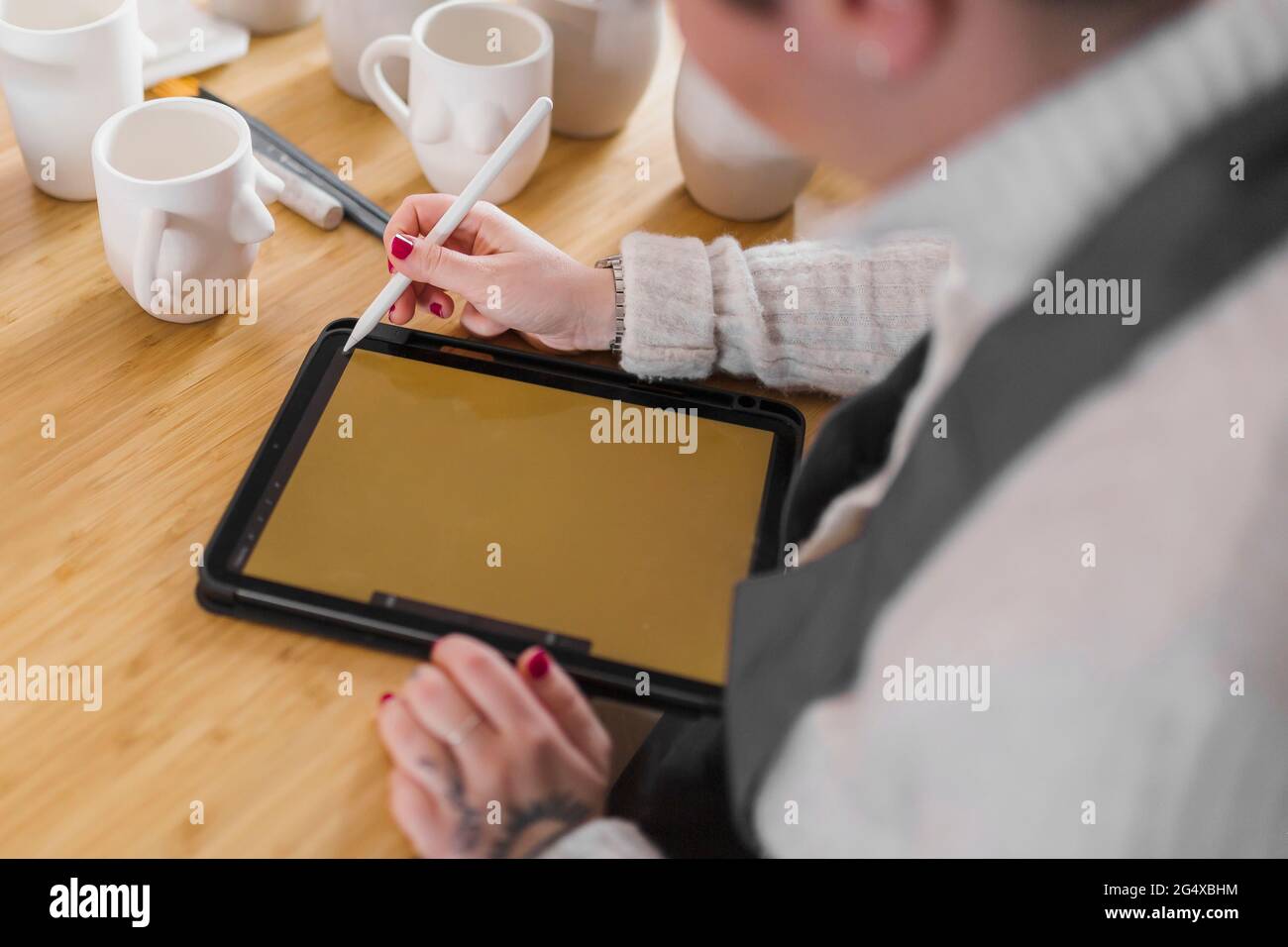 Digital expert hi-res stock photography and images - Alamy